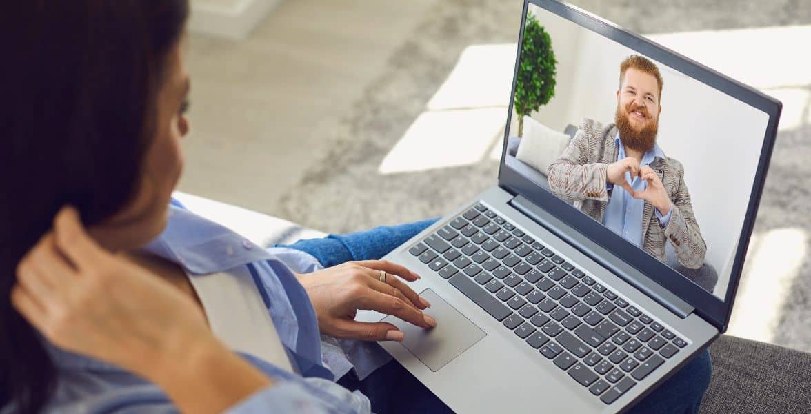 9 Ways to Spot “Fake” Dating Profiles (From Pictures to Messages)